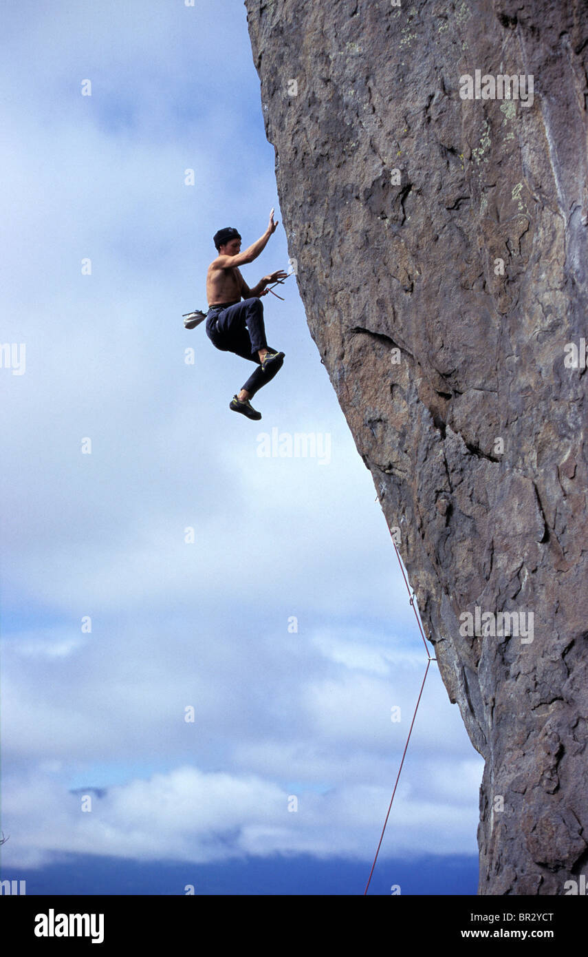 Climber falling while leading a climb Stock Photo - Alamy