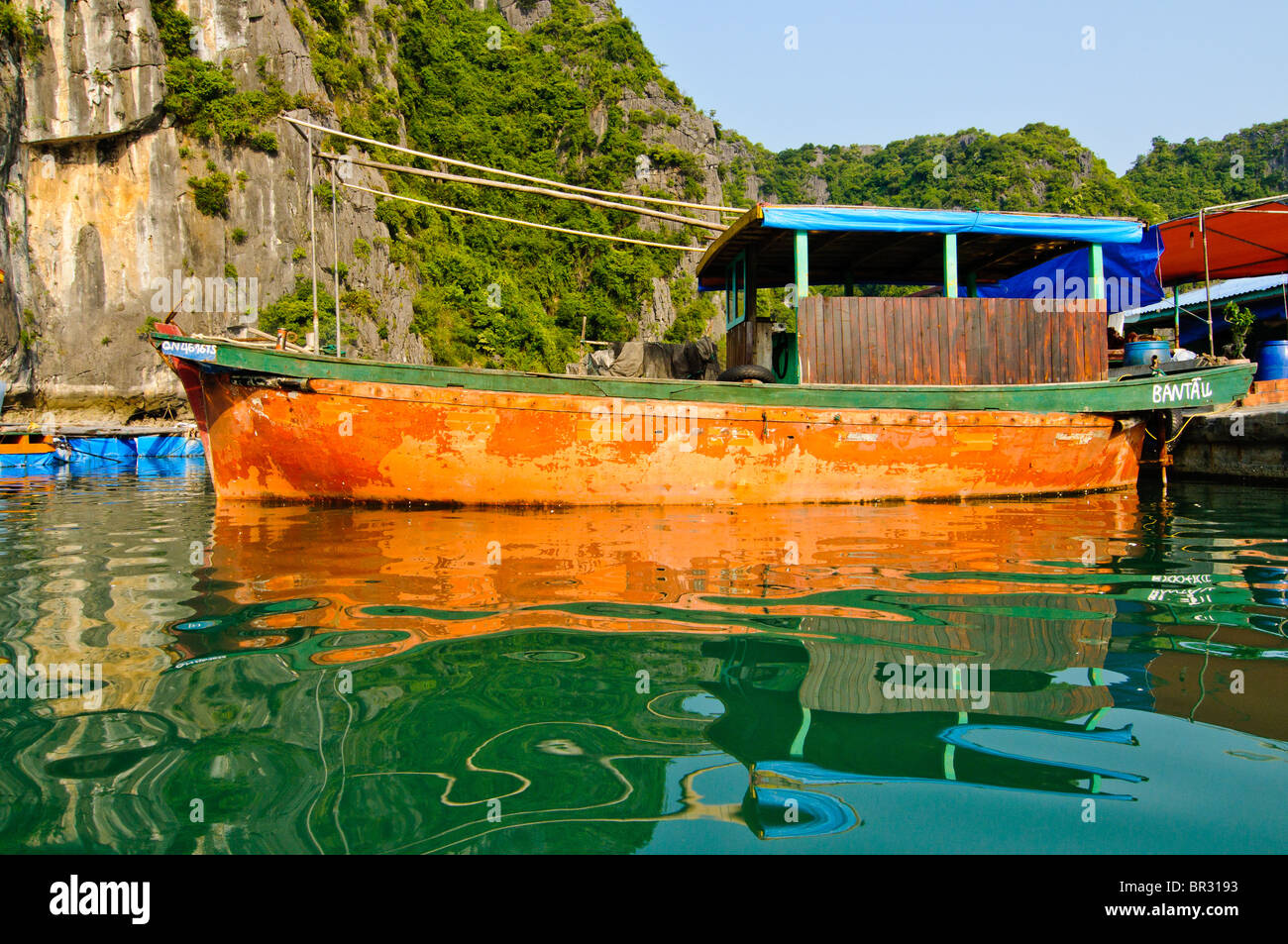 Vietnamese fishing village in Halong Bay, Vietnam Stock Photo - Alamy