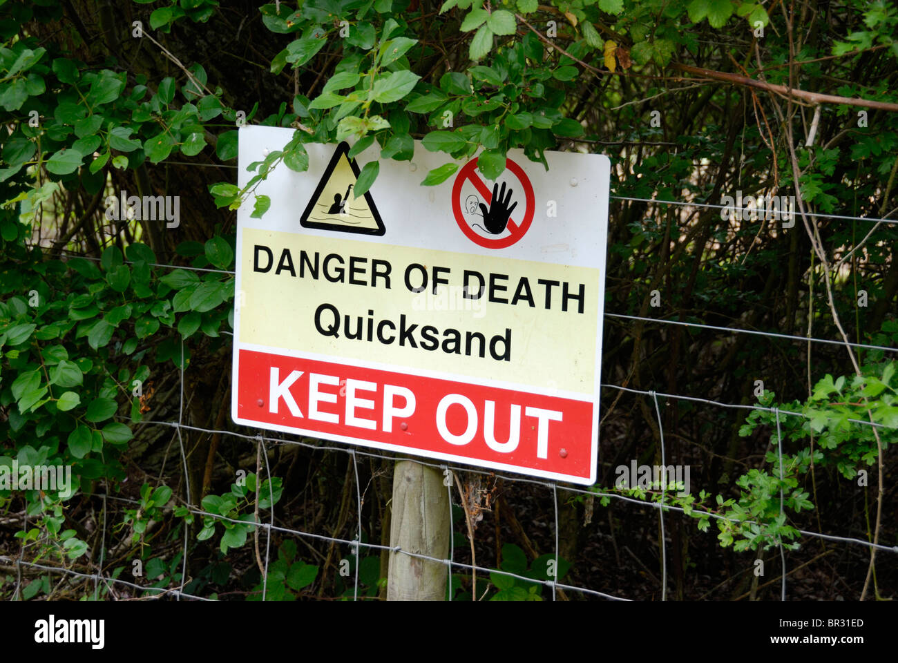 'KEEP OUT - Danger of Death - Quicksand' sign on a fence Stock Photo ...