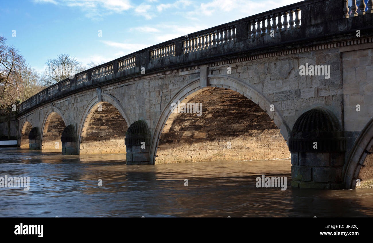 Henley on thames bridge hi-res stock photography and images - Alamy
