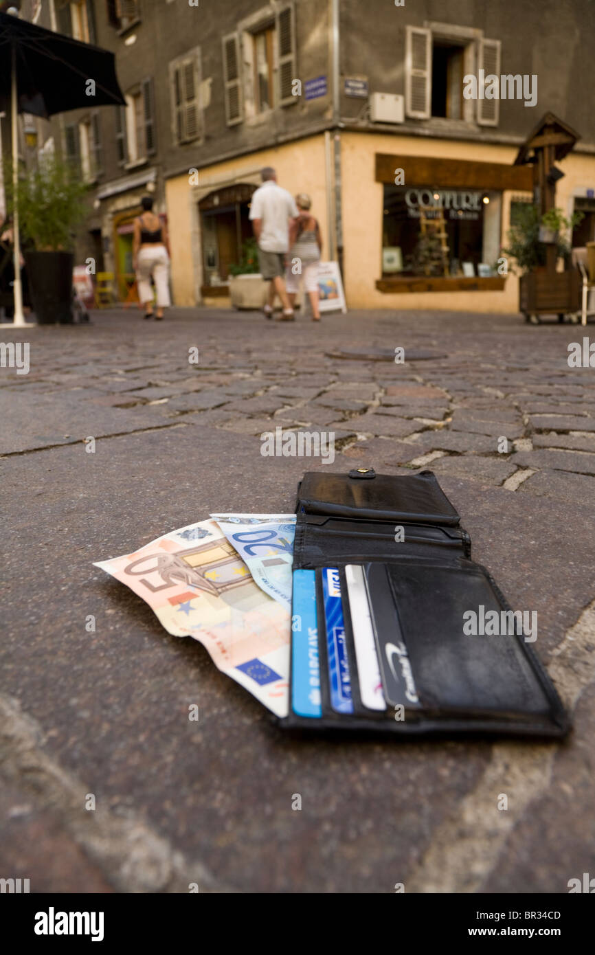 Lost wallet lying on street hi-res stock photography and images - Alamy
