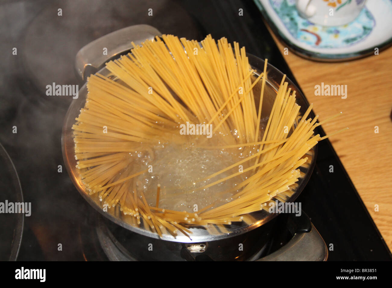 Spaghetti pasta cooking in a pot Stock Photo - Alamy