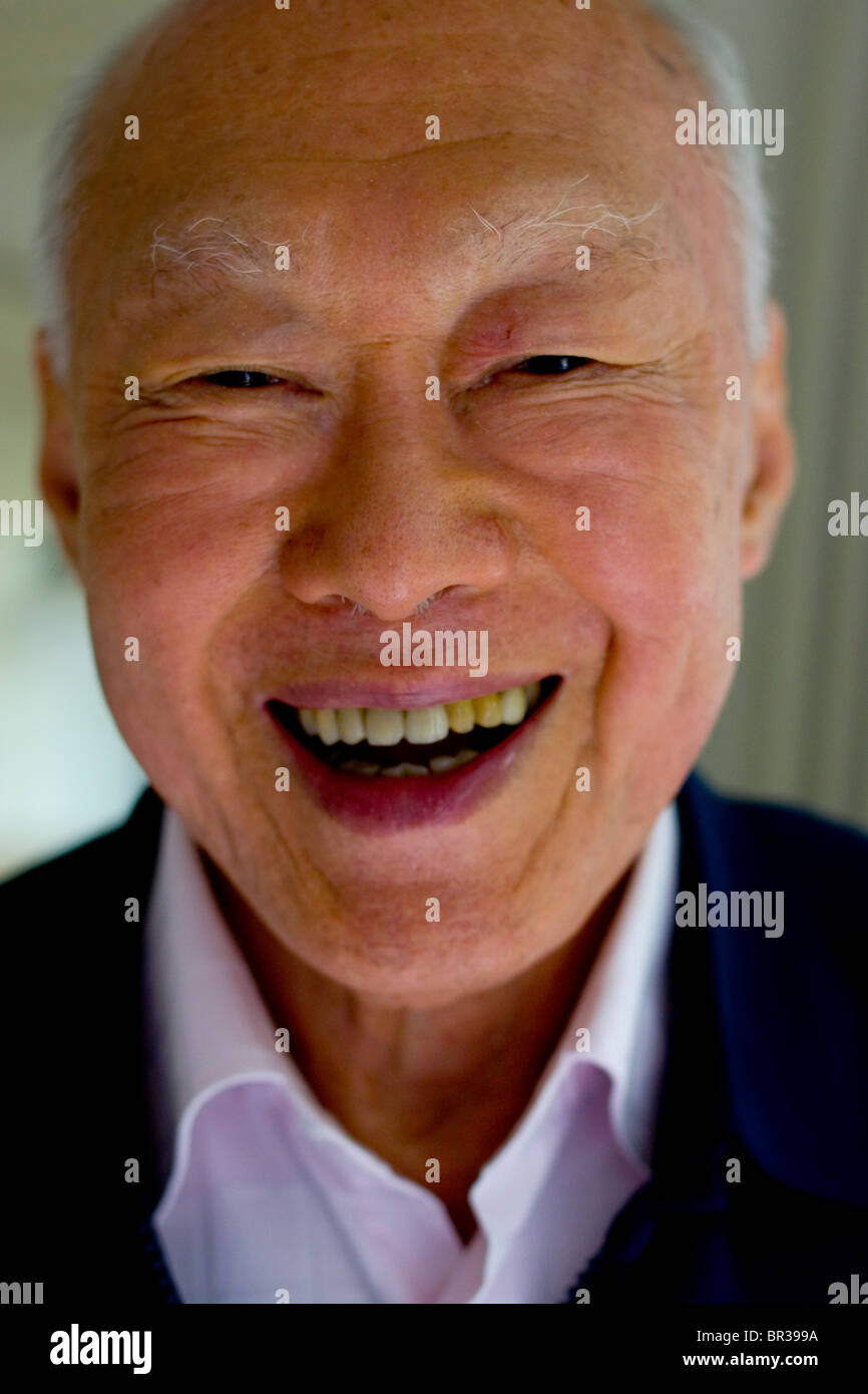 An old man smiles for the camera in Singapore Stock Photo - Alamy