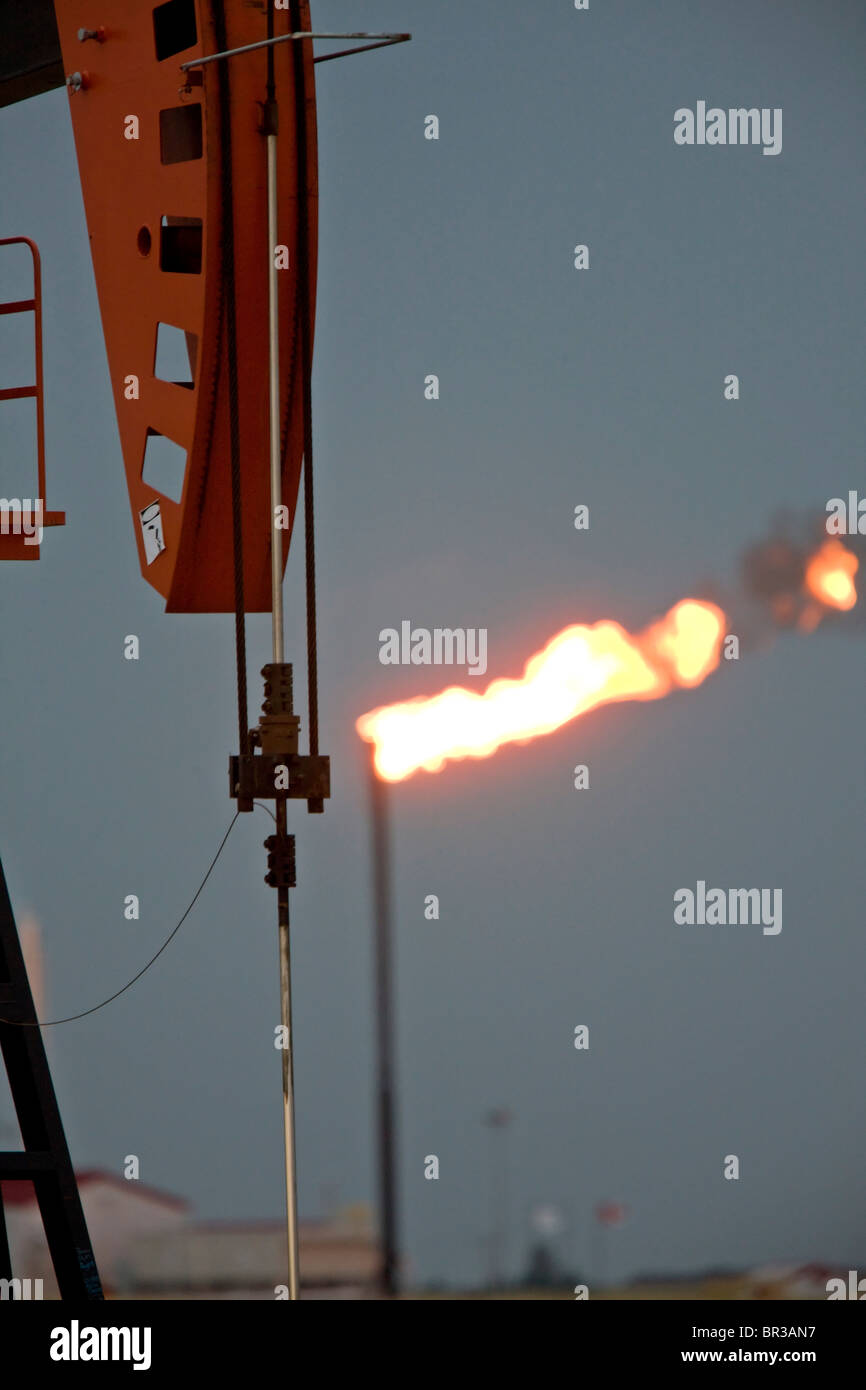 Oil derrick flame hi-res stock photography and images - Alamy
