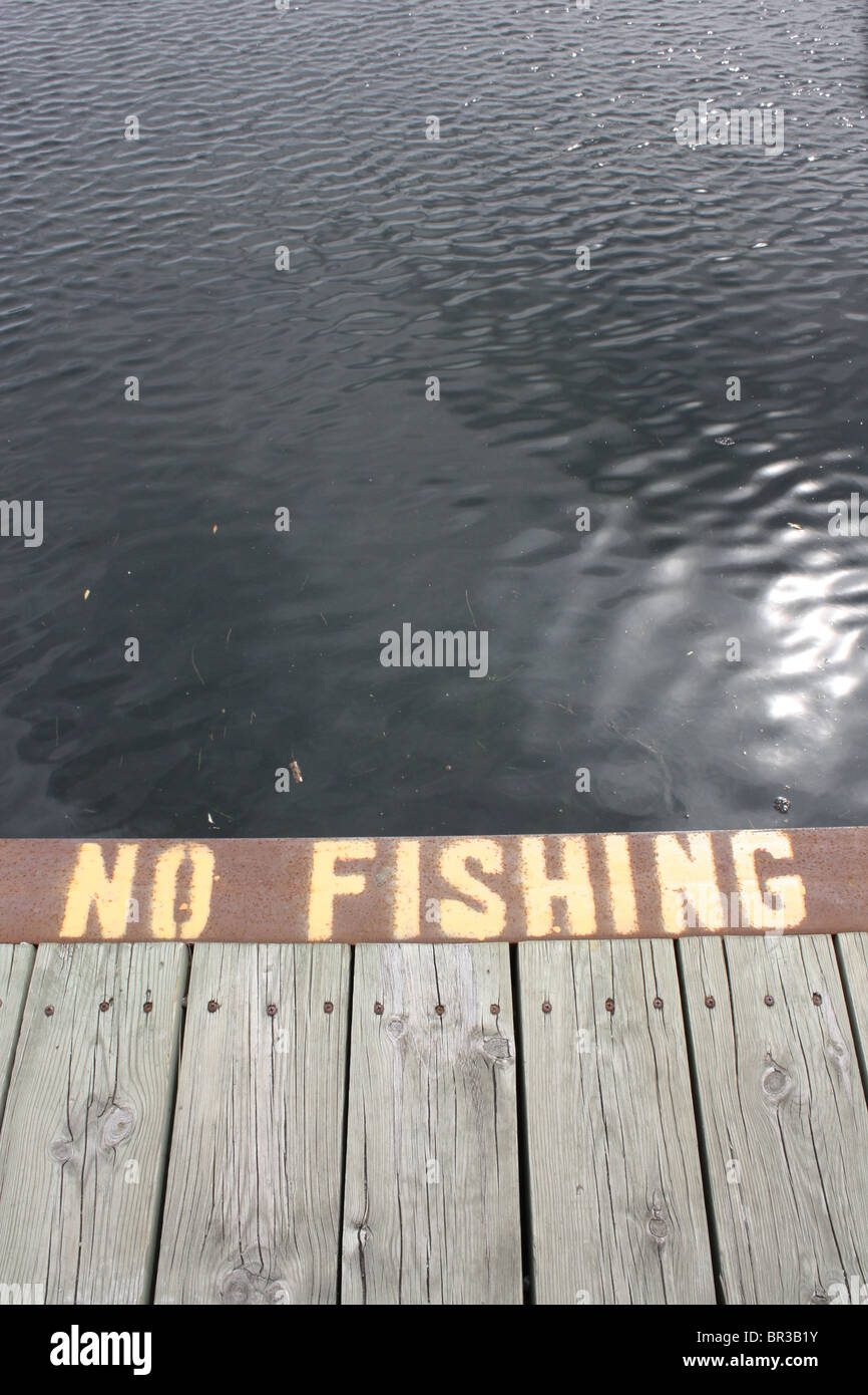 no fishing sign deck lake water Stock Photo - Alamy