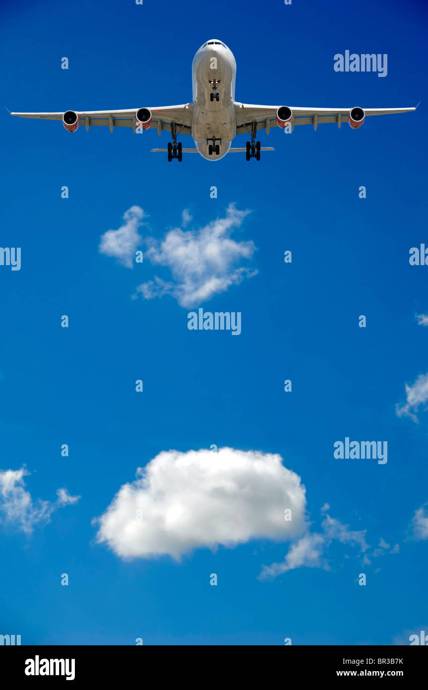 Jumbo jet flying hi-res stock photography and images - Alamy