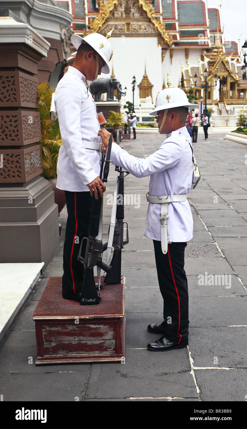 royal guards at Bangkok Grand palace Stock Photo - Alamy