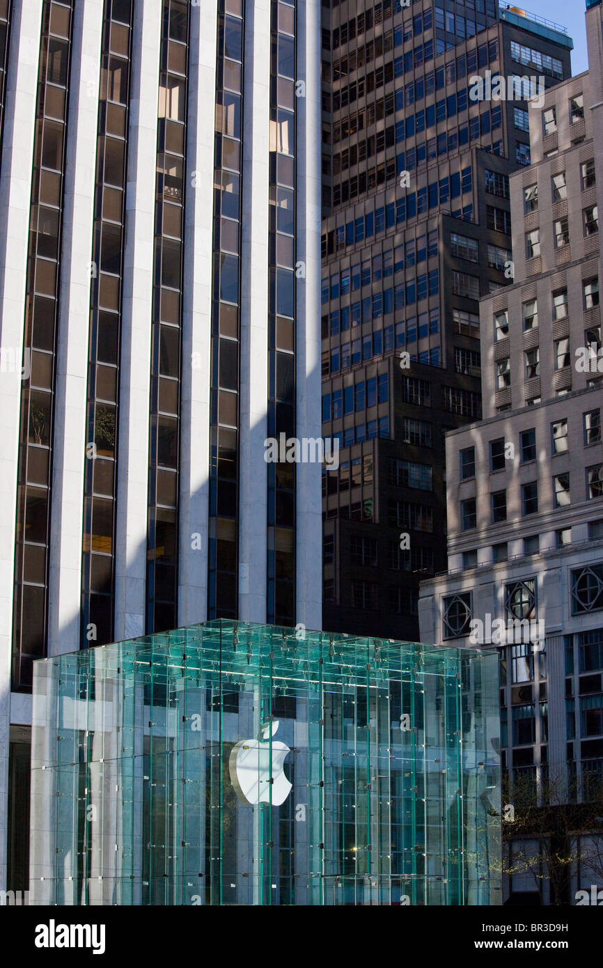 Apple Store 5th Avenue in New York City glass building by Bohlin ...