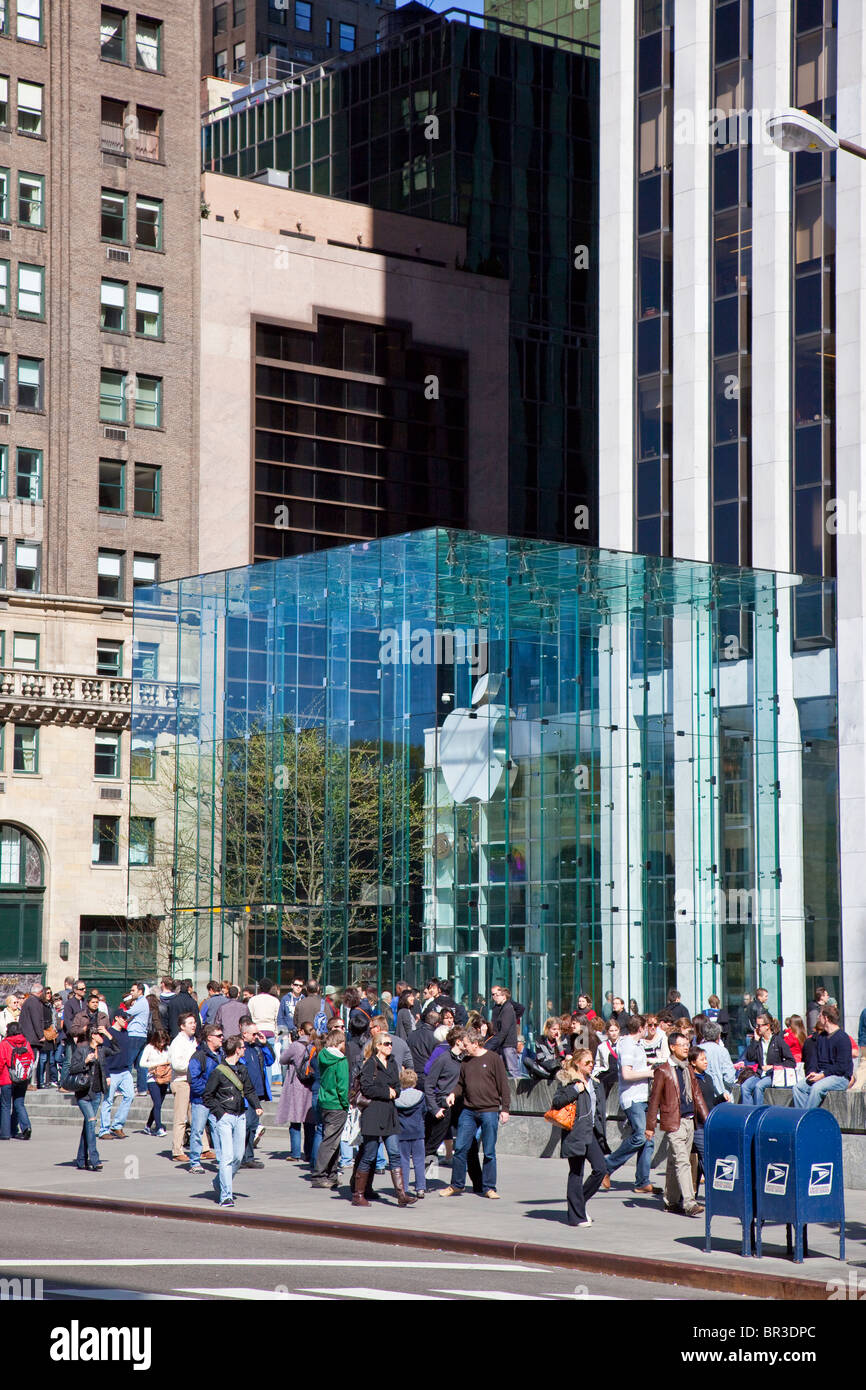 Apple Store 5th Avenue in New York City glass building by Bohlin ...