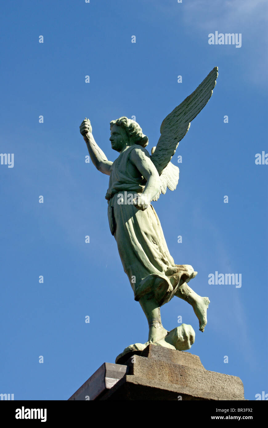 Angel statue hi-res stock photography and images - Alamy