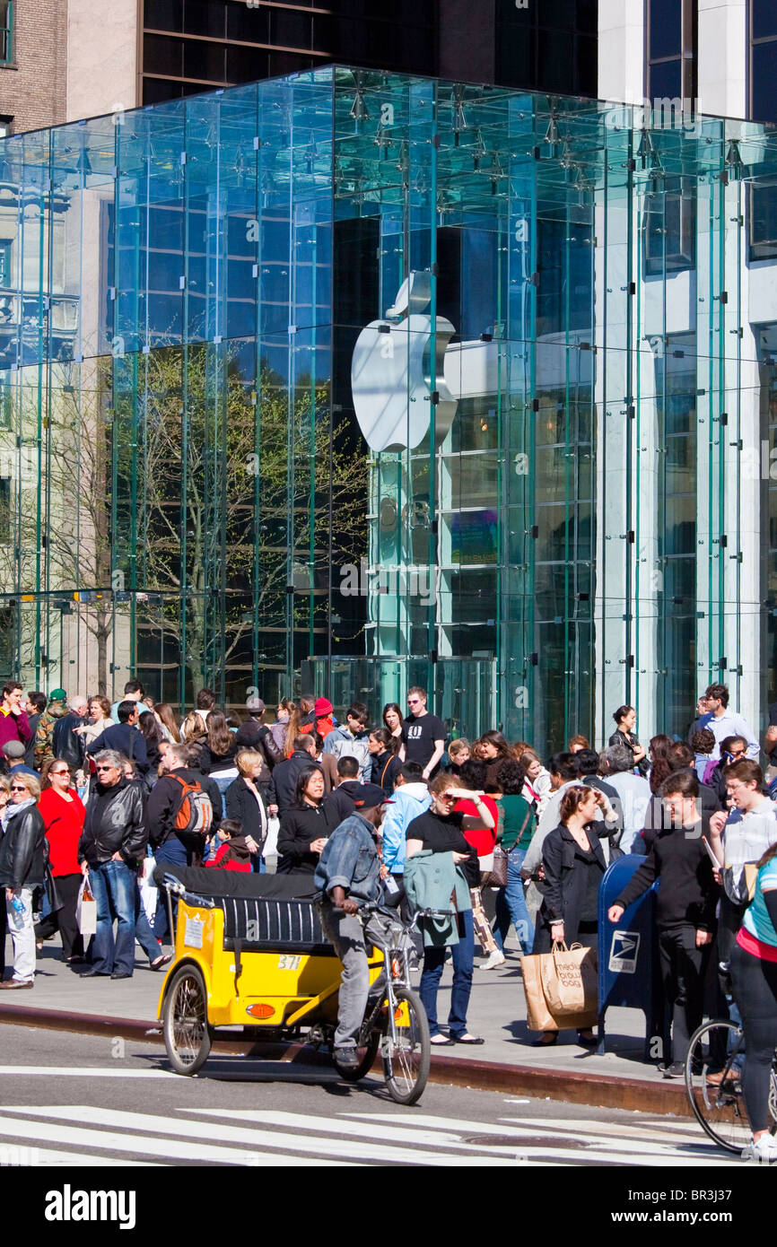 Apple Store 5th Avenue in New York City glass building by Bohlin ...
