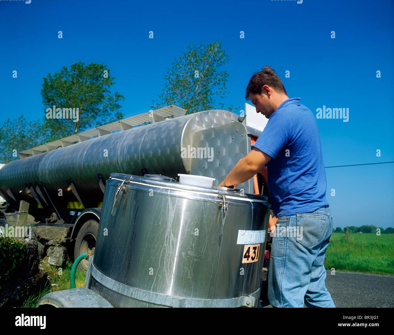 Milk truck dairy farm hi-res stock photography and images - Alamy