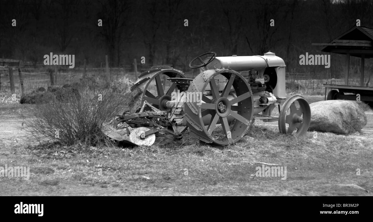 An old and forgotten tractor on a farm Stock Photo - Alamy
