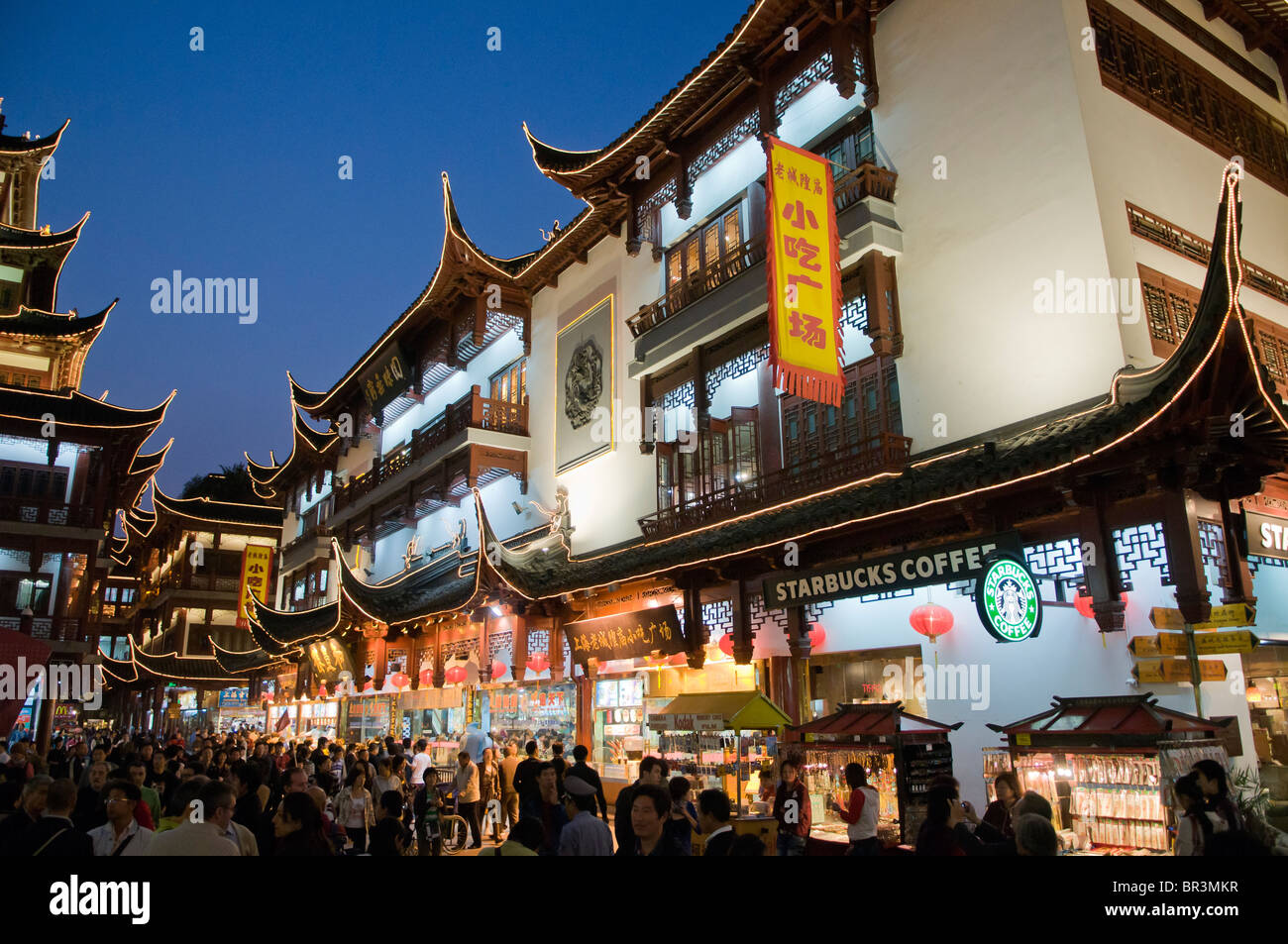 Shoppers crowd Yuyuan Gardens and Bazaar at dusk, Shanghai, China Stock ...