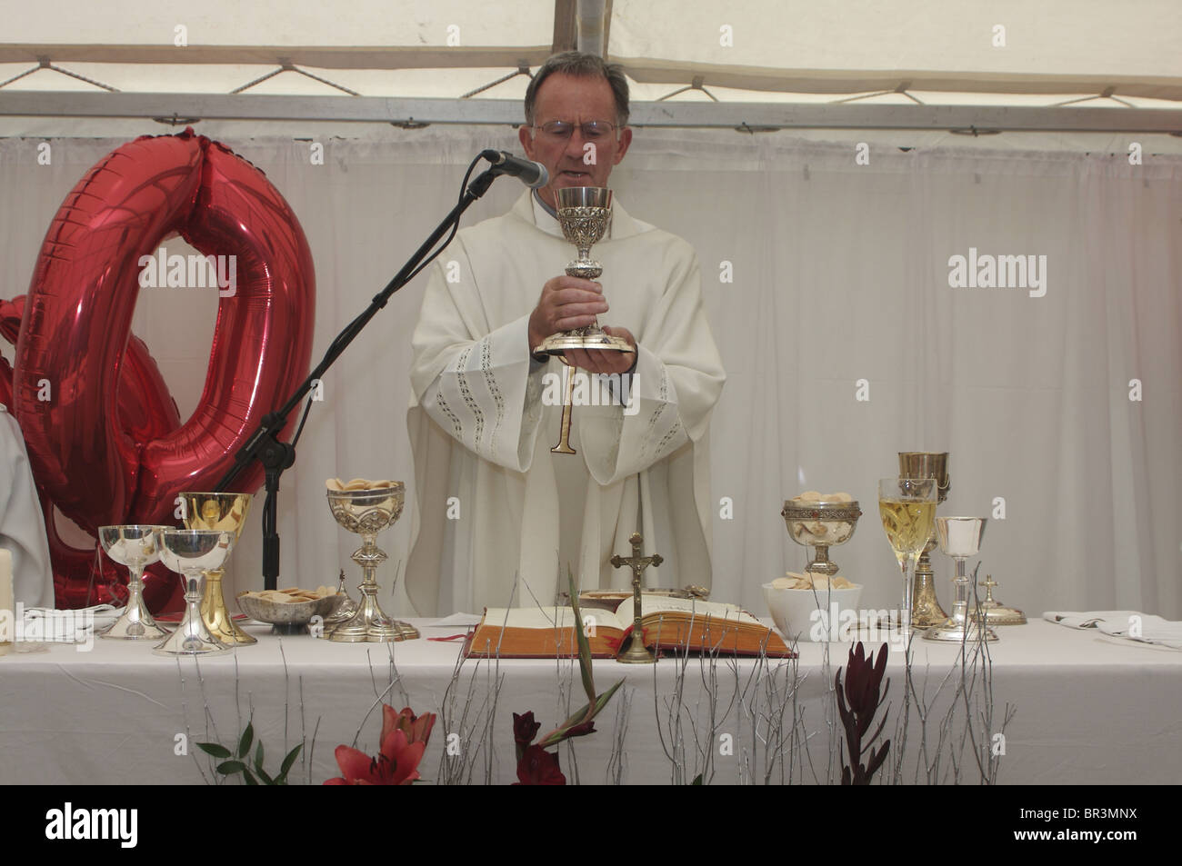 A catholic priest celebrates mass Stock Photo - Alamy