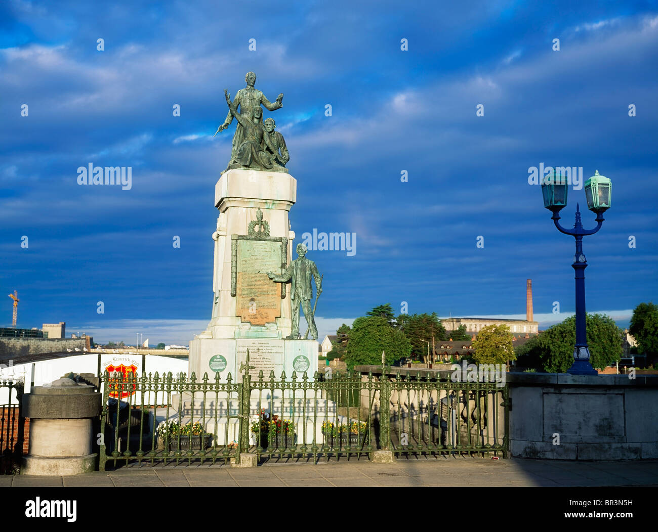 Limerick street old hi-res stock photography and images - Alamy