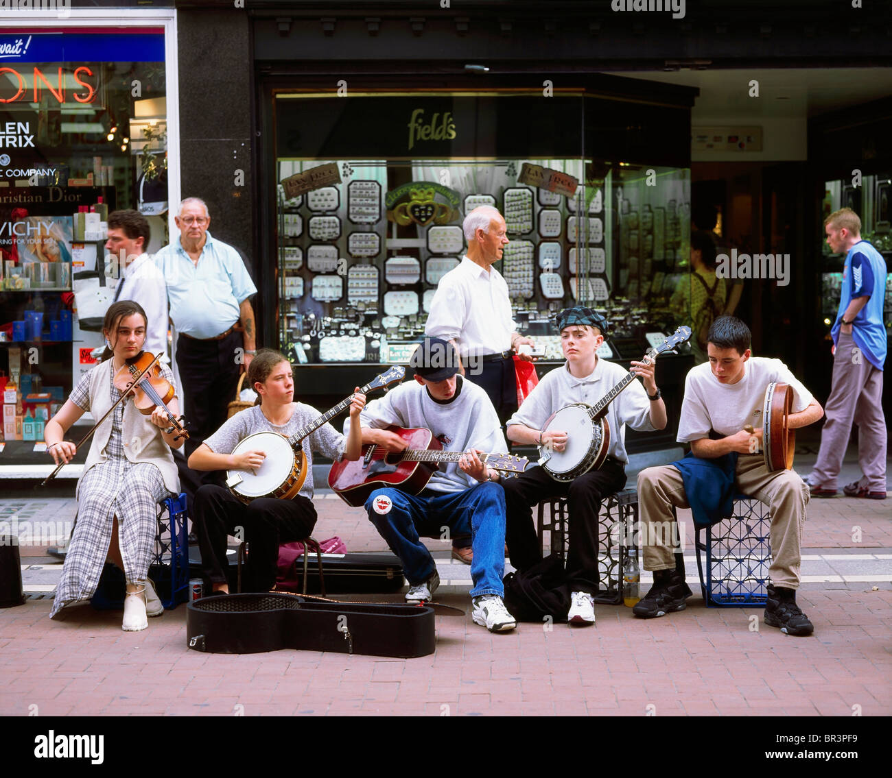 Ireland dublin grafton street buskers hi-res stock photography and ...