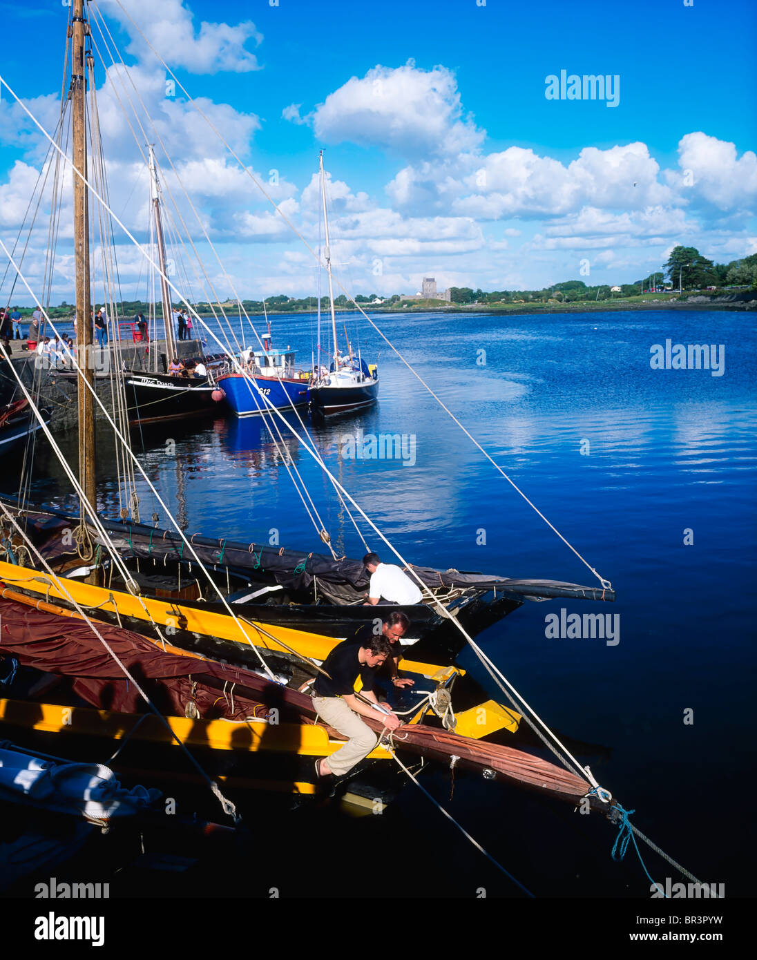 Men working on boats hi-res stock photography and images - Alamy