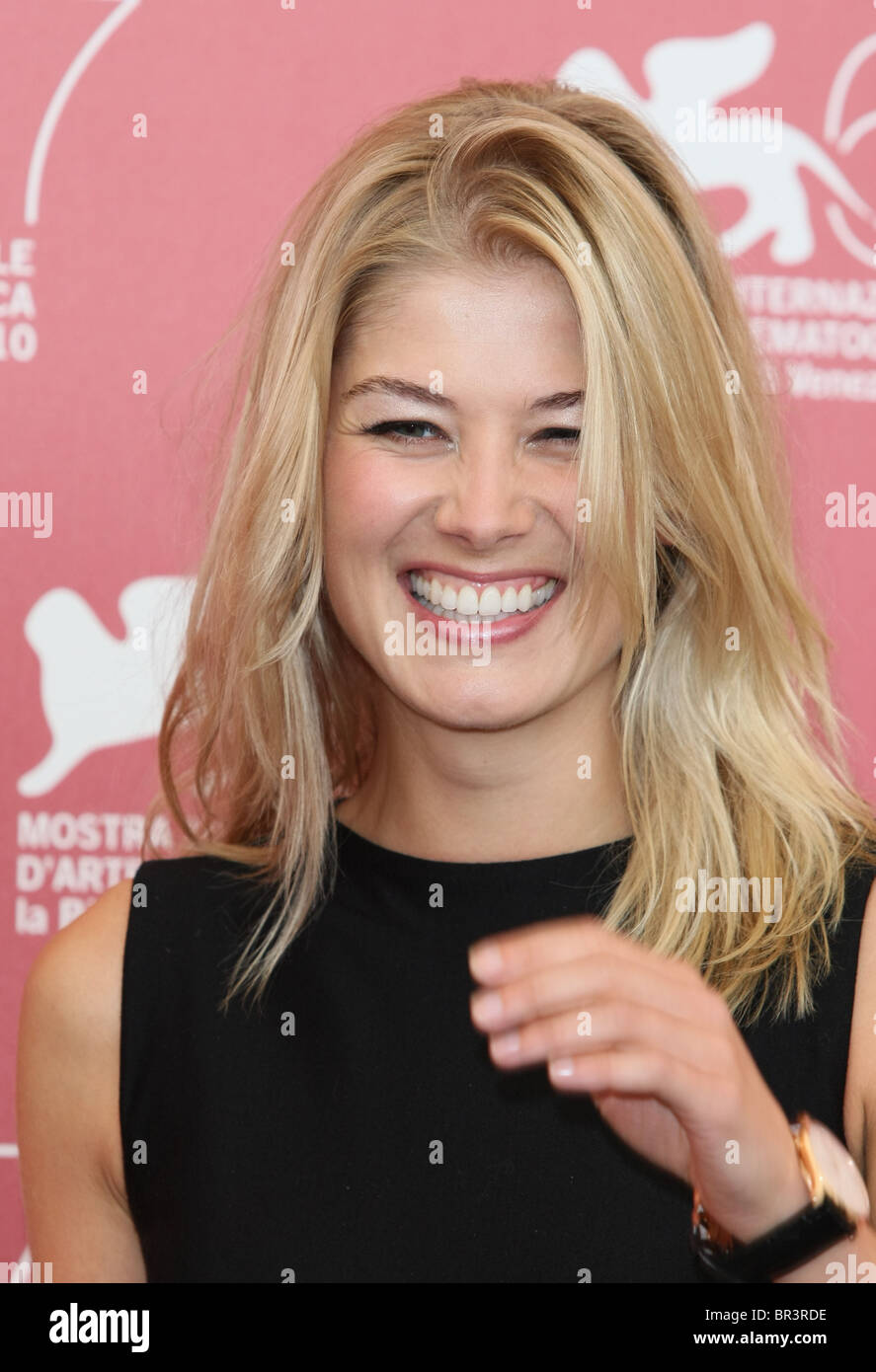Rosamund Pike Photos Photos 58th San Sebastian Film Festival 39barney