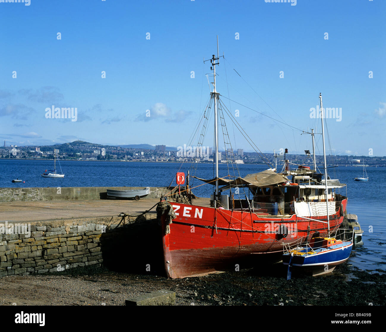 Picturesque view of Dundee from across the Tay Estuary Stock Photo - Alamy