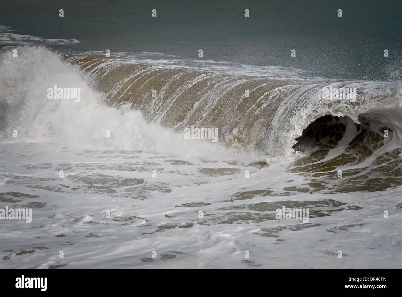 Waves crashing hi-res stock photography and images - Alamy