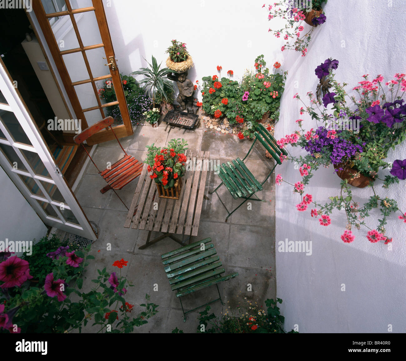 Birds eye view table chairs hi-res stock photography and images - Alamy