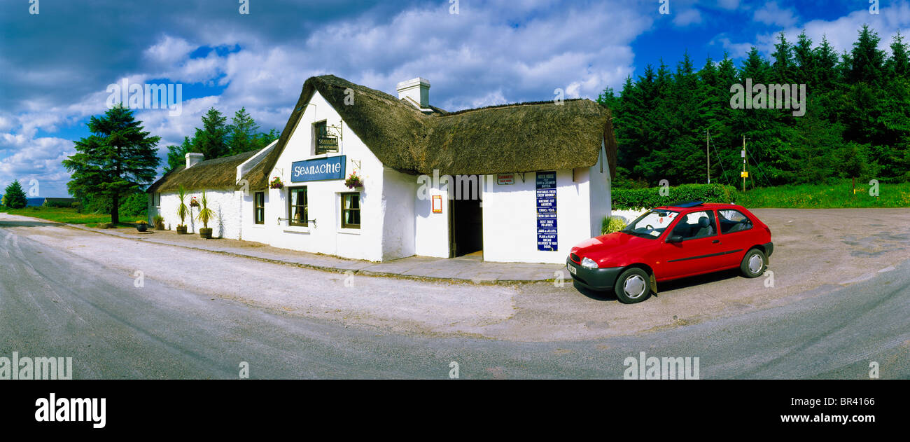 Pubs with thatched roofs hi-res stock photography and images - Alamy