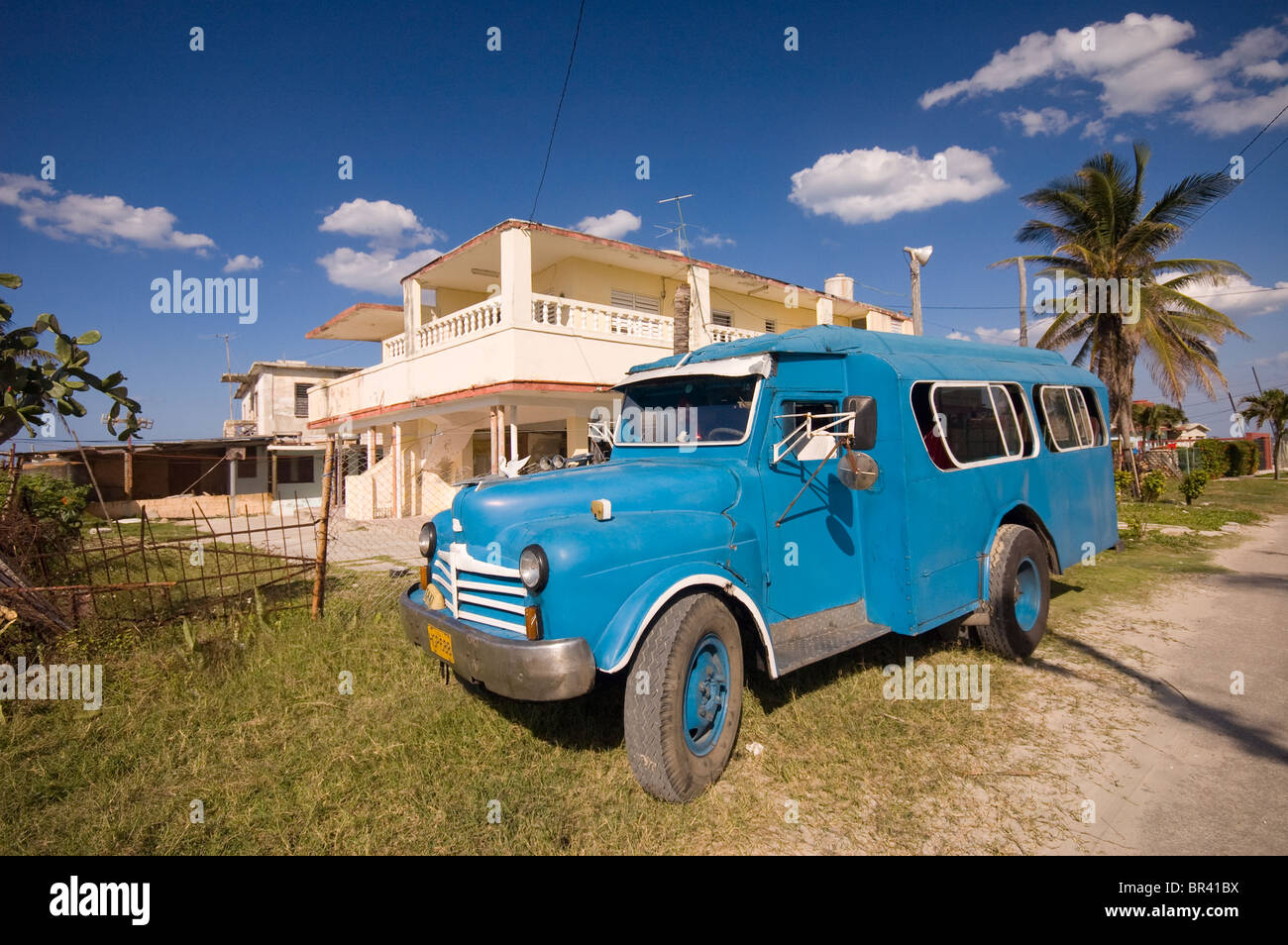 Old bus in Cuba Stock Photo - Alamy
