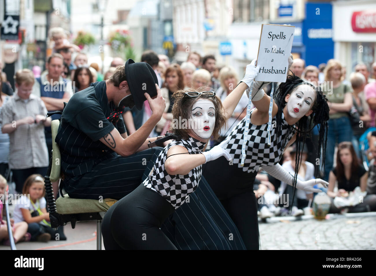 Female mime artists at Shrewsbury International Street Theatre Festival ...