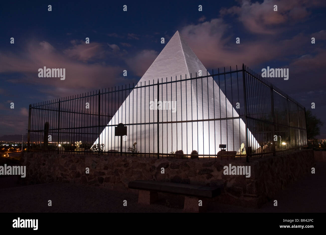 Hunts tomb hi-res stock photography and images - Alamy