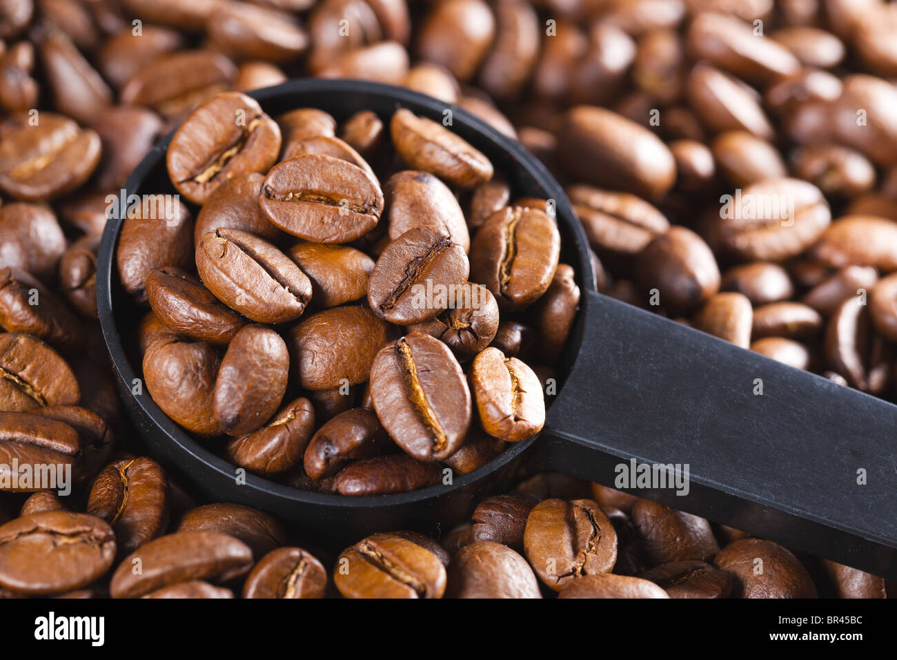 coffee beans in scoop Stock Photo - Alamy