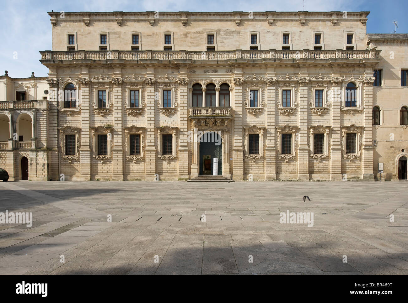 Architecture square hi-res stock photography and images - Alamy