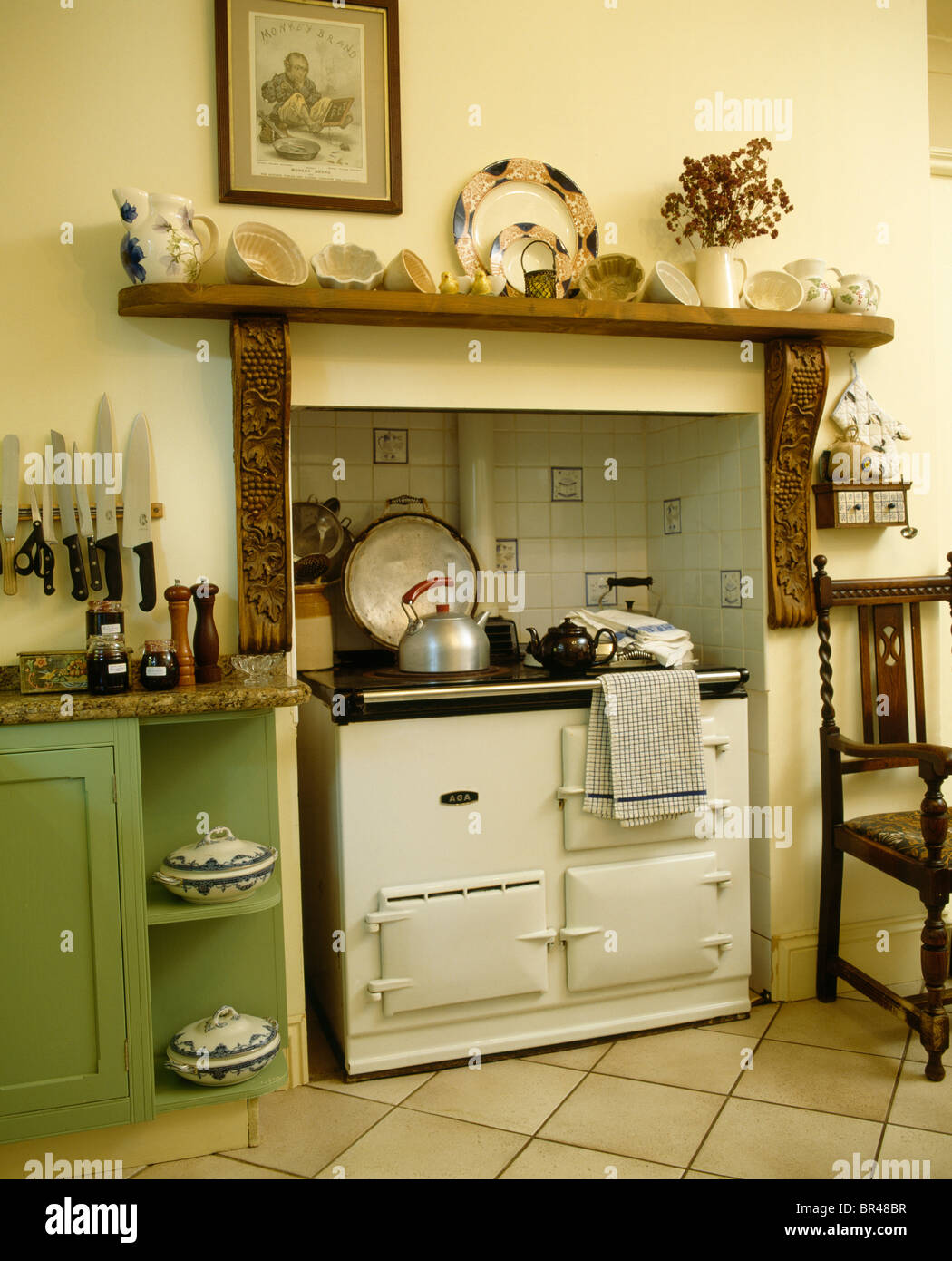 Interiors kitchen aga traditional hi-res stock photography and images ...