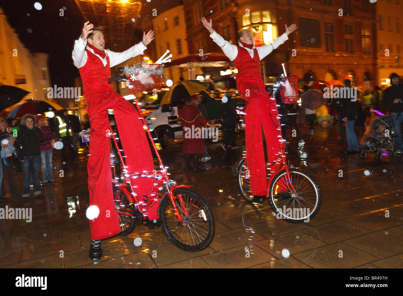 Street entertainers at the Christmas Market in Cheltenham ...