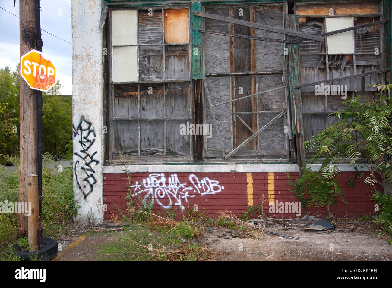 Graffiti on ruins old building hi-res stock photography and images - Alamy