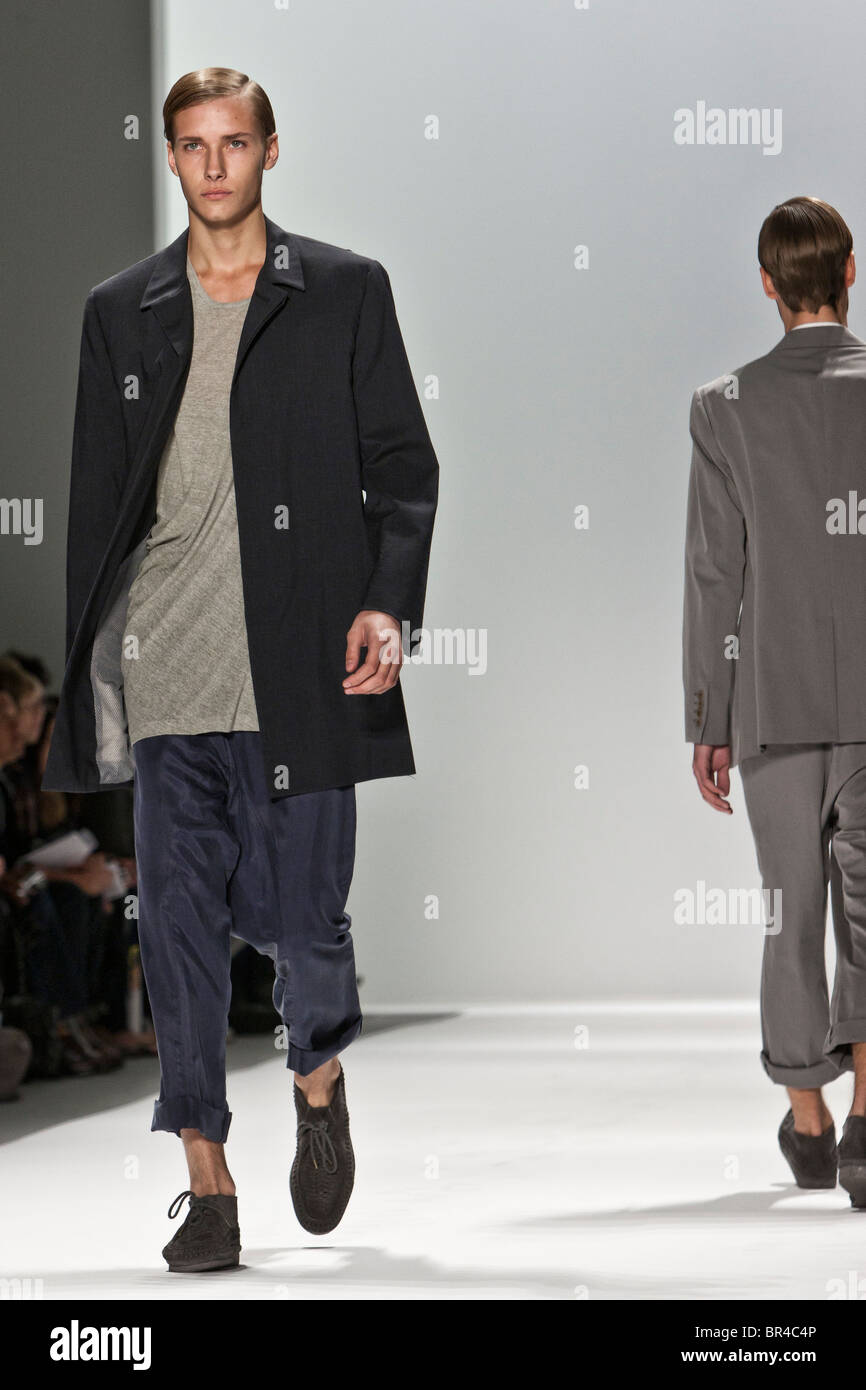 Trouser suit catwalk woman hi-res stock photography and images - Alamy