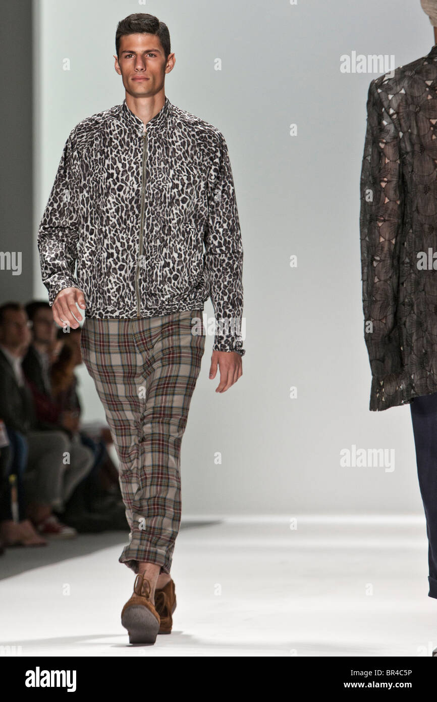 Trouser suit catwalk woman hi-res stock photography and images - Alamy