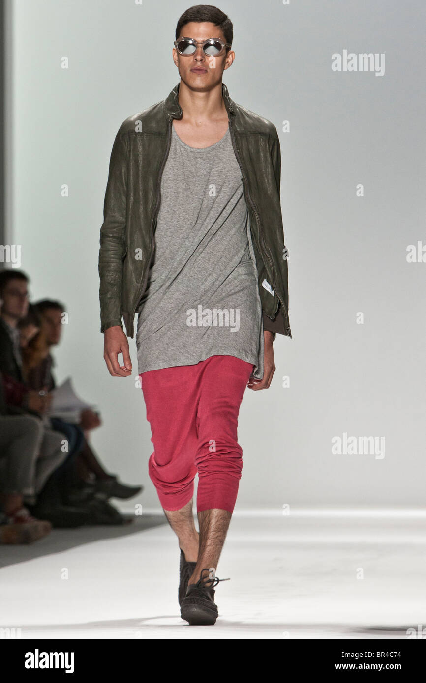 Trouser suit catwalk woman hi-res stock photography and images - Alamy