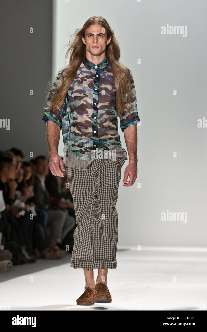Trouser Suit Catwalk Woman High Resolution Stock Photography and Images ...