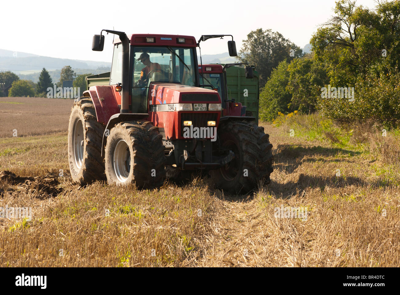 Tractor field agriculture Stock Photo - Alamy