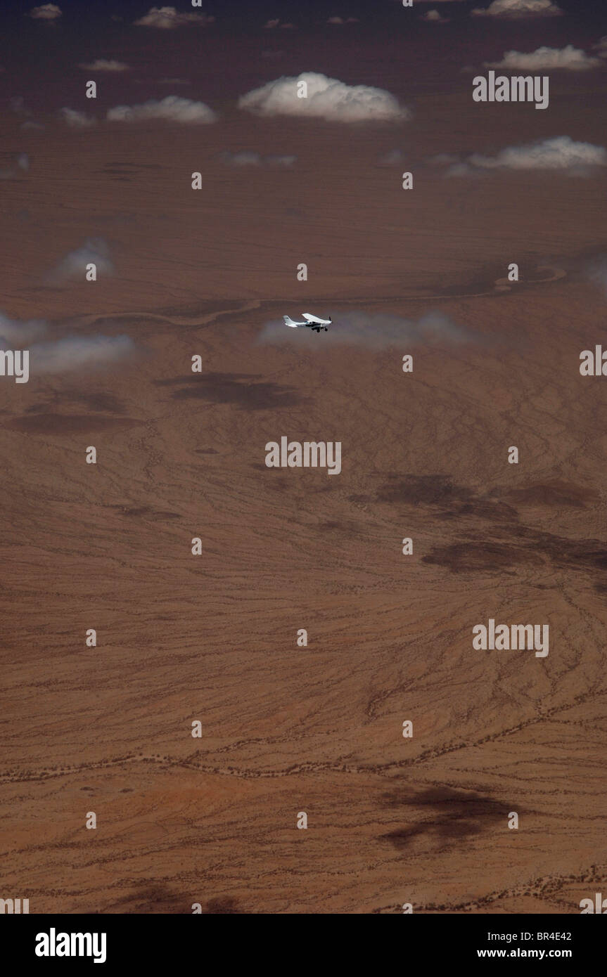 Airplane flying over dry desert hi-res stock photography and images - Alamy