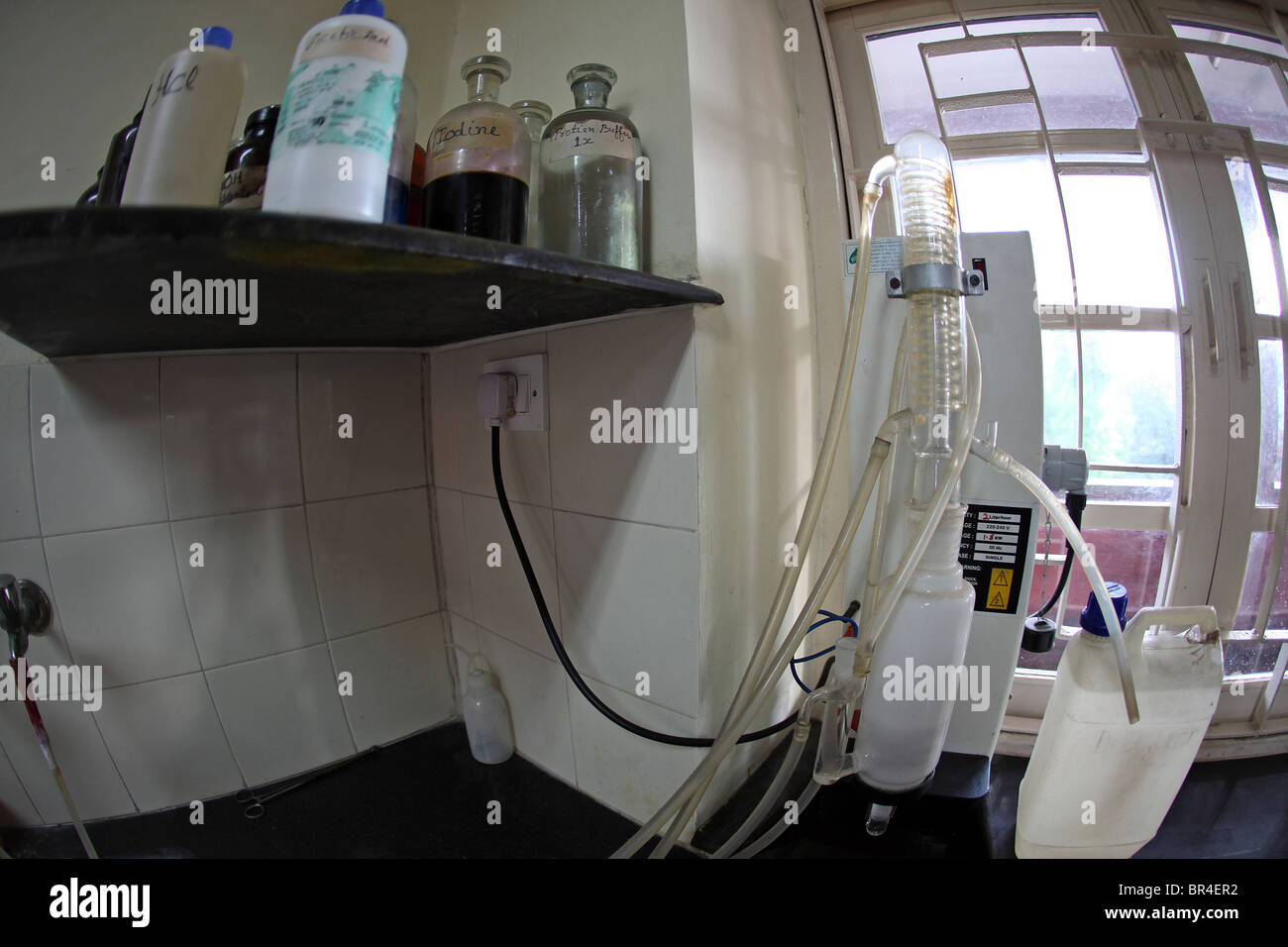 Laboratory distillation apparatus hi-res stock photography and images ...