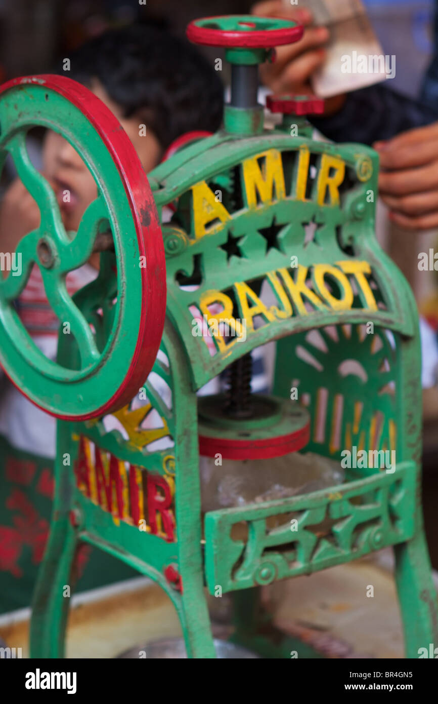 Old ice machine hi-res stock photography and images - Alamy