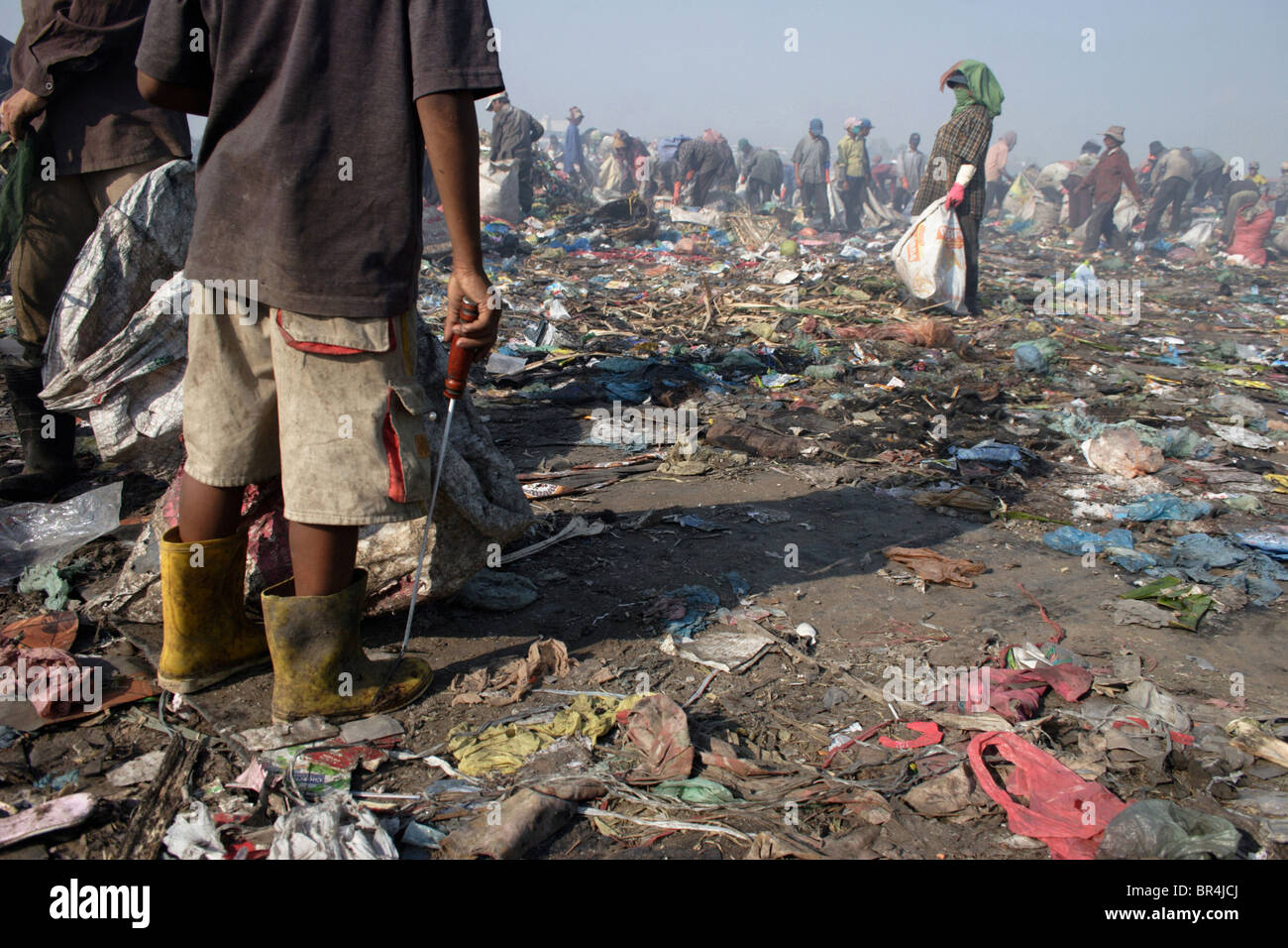 Phnom penh garbage dump workers hi-res stock photography and images - Alamy