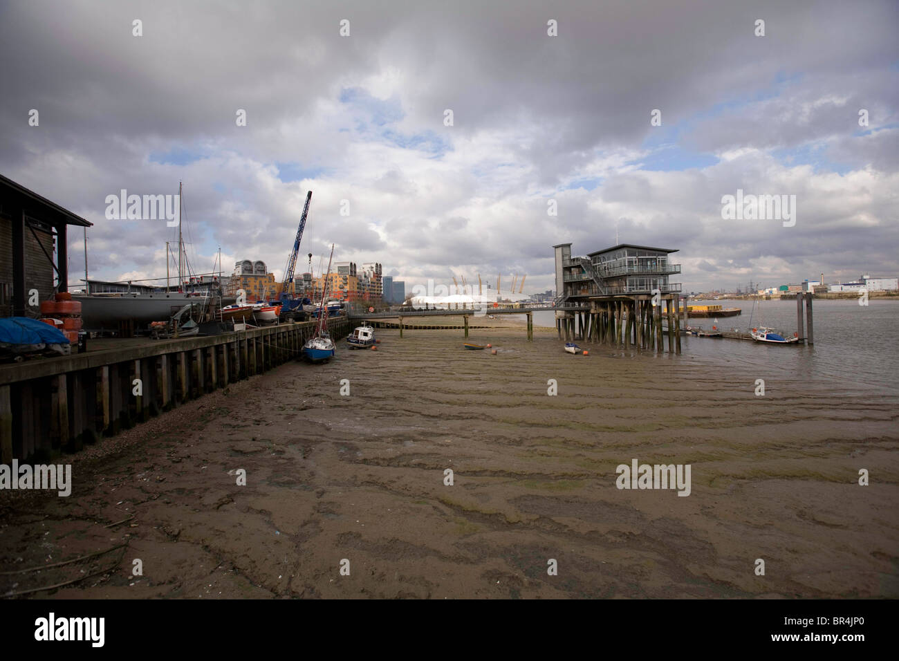 Low tide on the river Thames approaching Greenwich and O2 stadium Stock ...