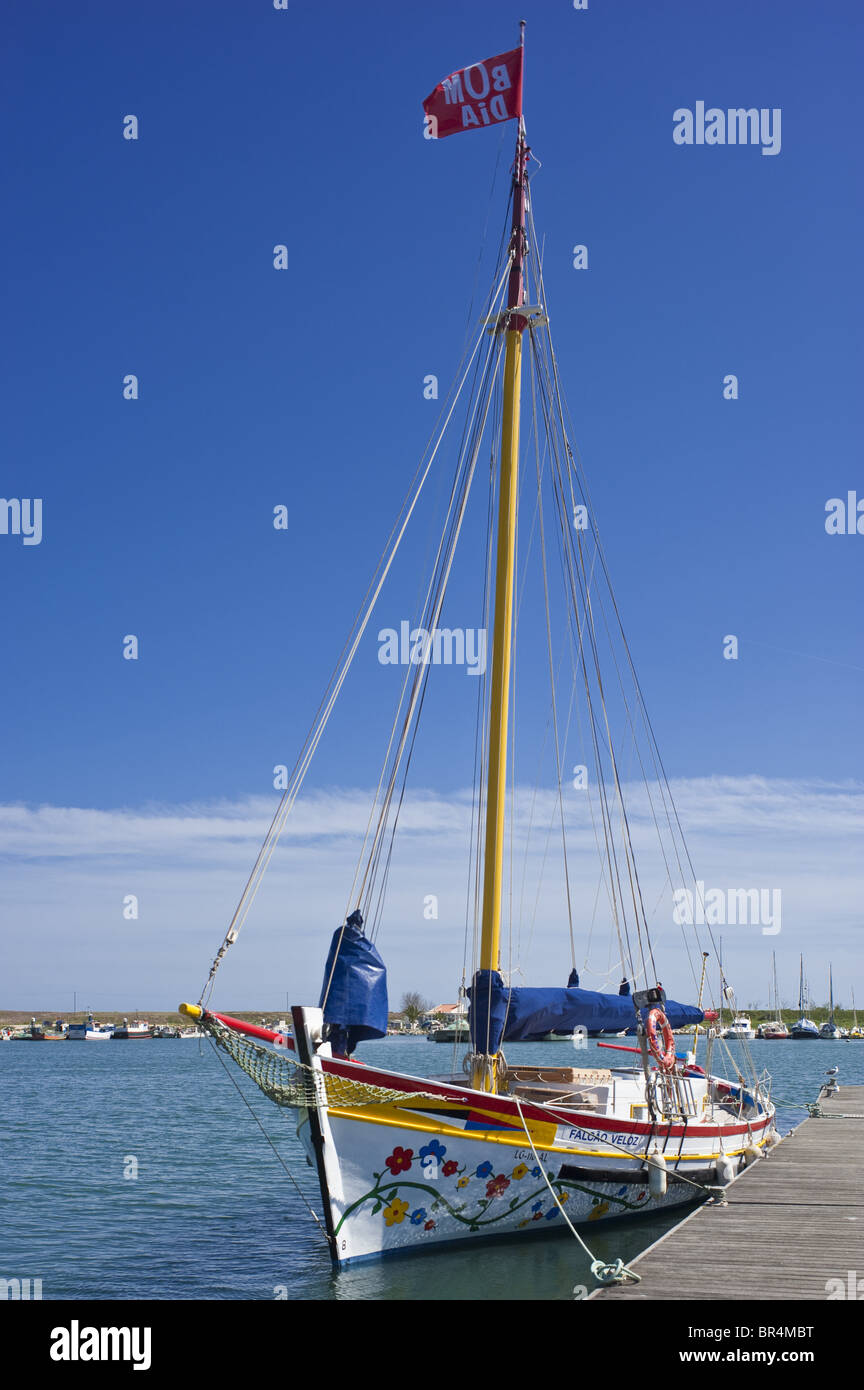 Single masted sailing boat hi-res stock photography and images - Alamy