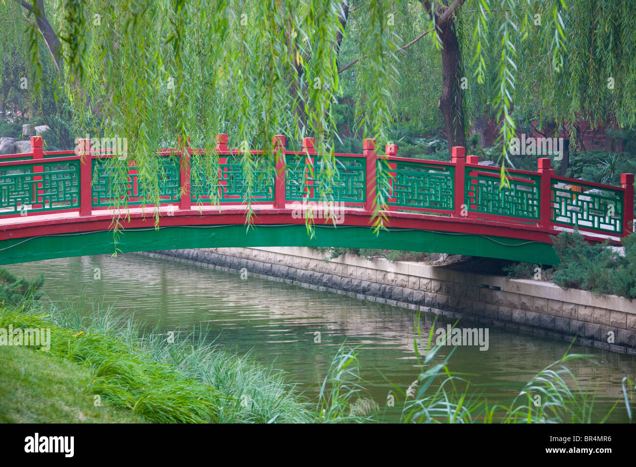 Chinese garden bridges hi-res stock photography and images - Alamy