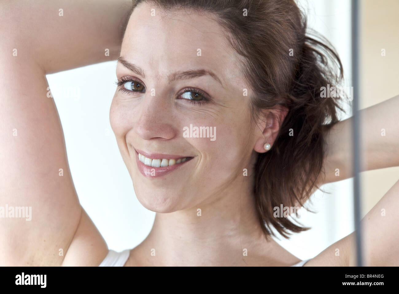 Smiling brunette woman, portrait Stock Photo - Alamy