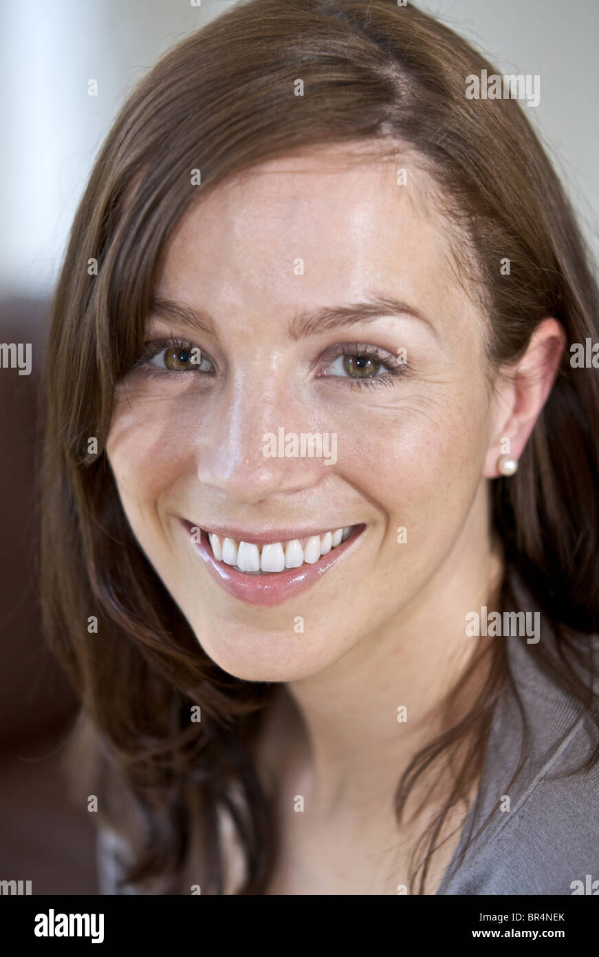 Young brunette woman facing camera hi-res stock photography and images ...
