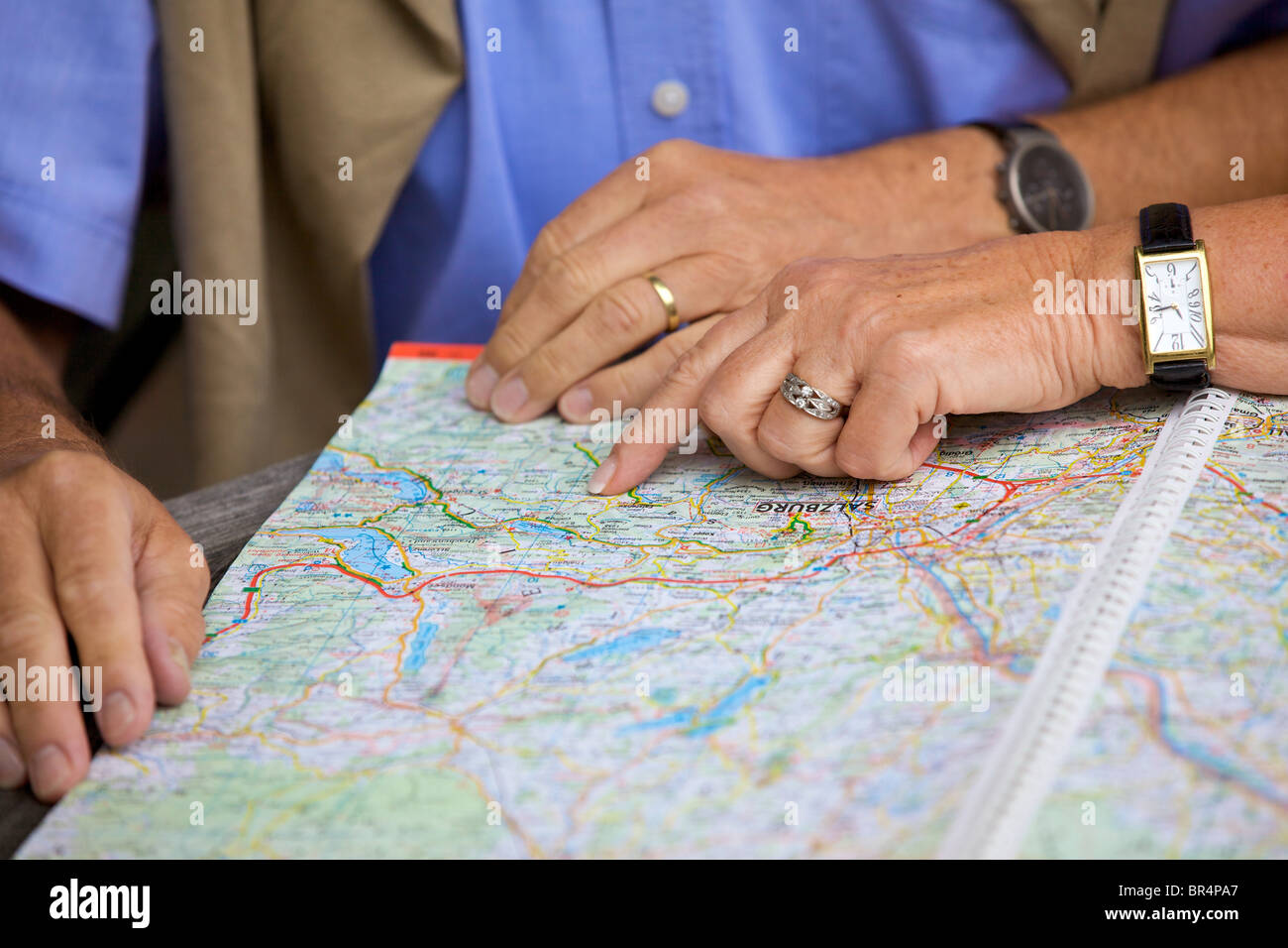 Senior couple looking in road map hi-res stock photography and images ...